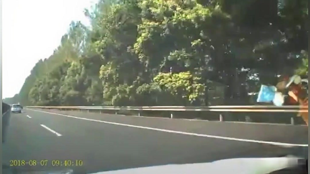 小车撞护栏,车头被怼扁。高速公路车速快,一定要谨慎驾驶