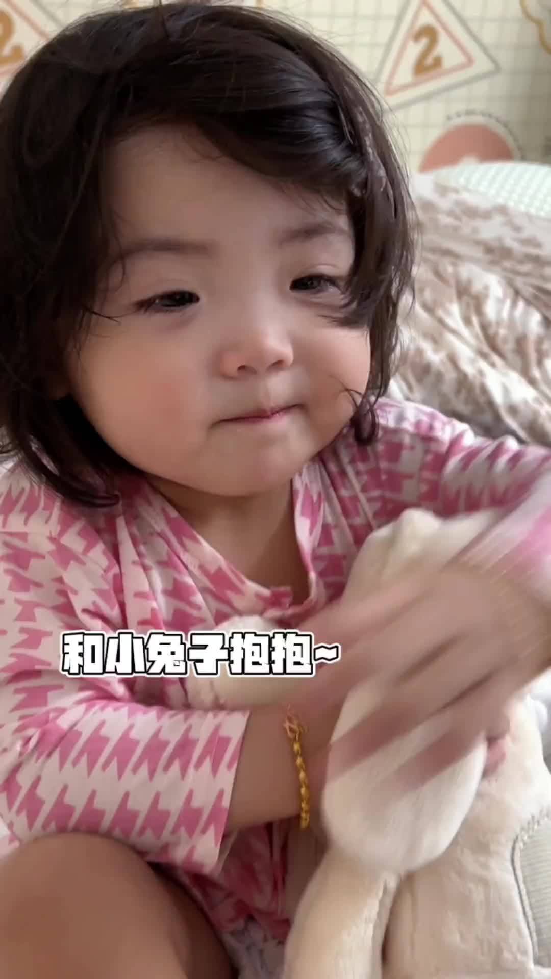 女孩子果然最爱“抱抱”和毛茸茸的公仔