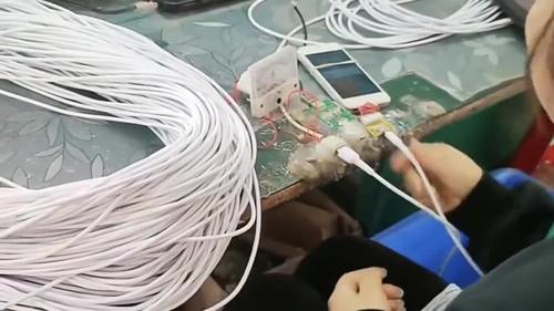 这就是包工干活的速度,不紧不慢的测试数据线好坏,我都想把她辞退了