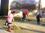 神山小学一年级学生打扫卫生