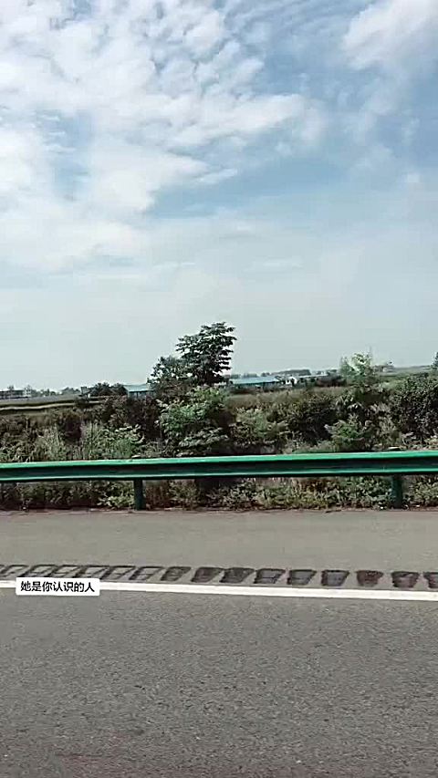 又给大家带来风景了,蓝天白云,还有农民伯伯种的庄稼,都是给你们种的,...