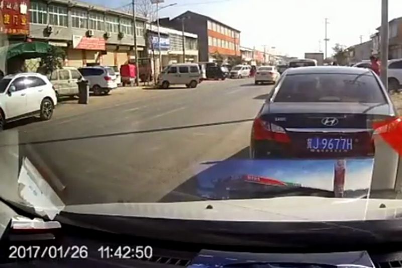 行车记录仪实拍倒车全程,车主停车踩油门,绝了