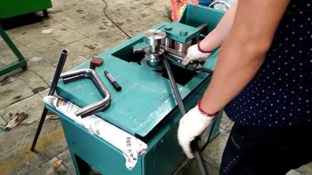 用电动弯管机做一个U型就这么简单,平台弯管机器转一下就成了!