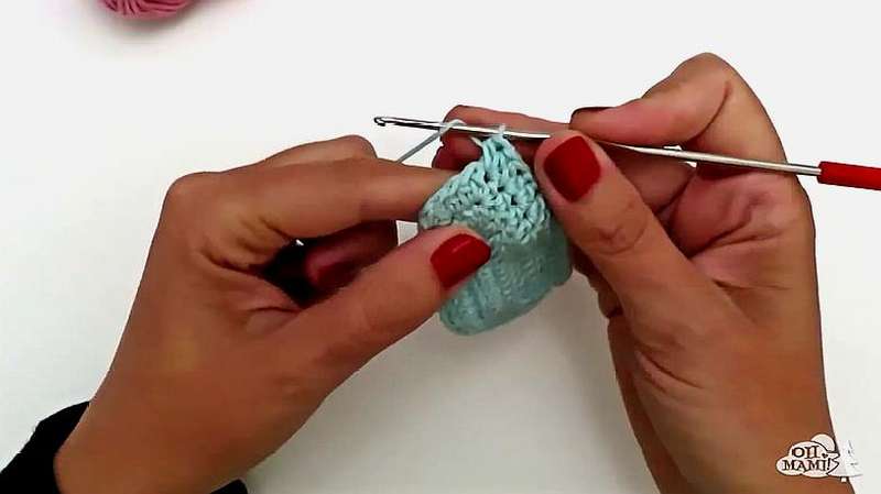 心灵手巧的宝妈在家编织好看的宝宝鞋,娴熟的技法让人赏心悦目