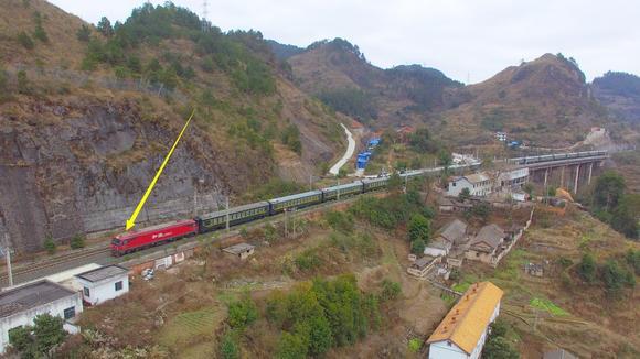 航拍贵州大山里的绿皮火车,现在高铁很多,你还会坐绿皮火车吗?