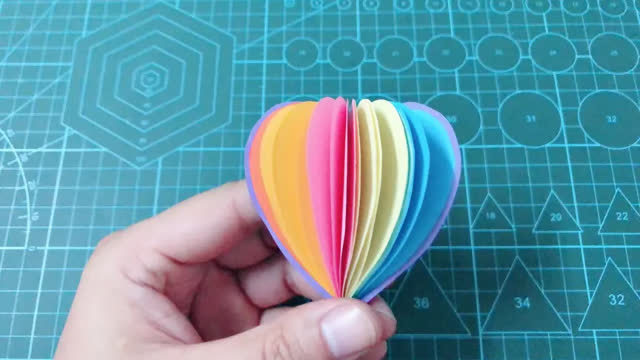 在家自制漂亮的彩虹心形小本子,做法超简单,女孩子们都喜欢