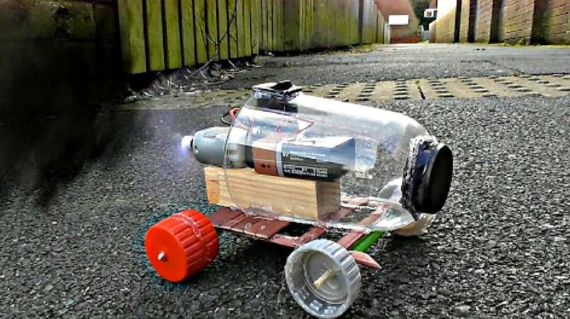 小伙自制电动汽车玩具,成品出来后我服了,这手艺真好