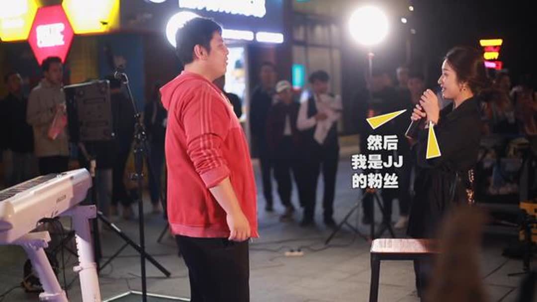 观众说她是林俊杰的粉丝,小哥哥现场弹唱《修炼爱情》串烧!燃爆