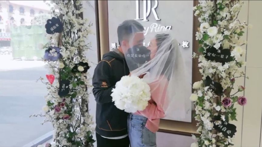 在一生只能定制一枚求婚戒指的DR围观准姐夫求婚,狗粮到吃饱