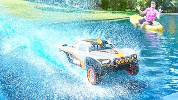 老外开着遥控模型车,轻松施展水上漂,性能可媲美真正的赛车