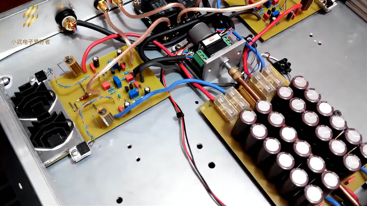 朋友DIY的一台功放机,大水塘电容用料很足,音质不会差到哪里