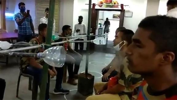 为预防新冠,印度士兵围坐在高压锅旁吸蒸汽"消毒"