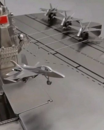 【焊接工人自制不锈钢航母模型】山东烟台36岁的任百林曾是挖掘机...