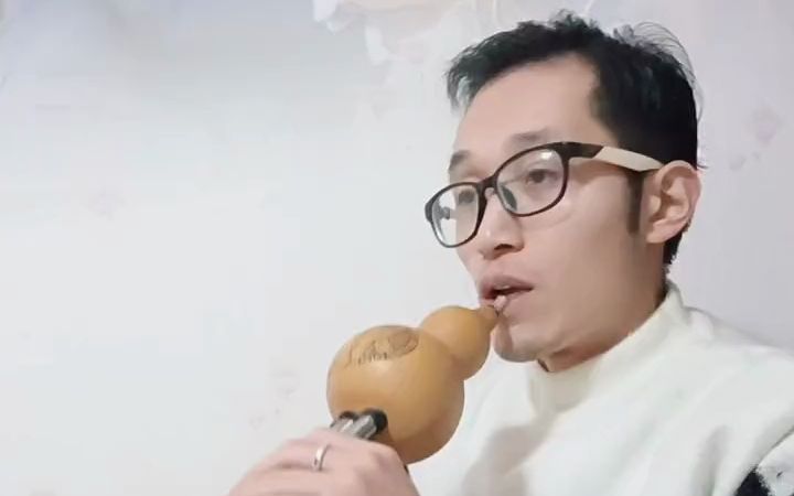 梅西为什么用这种小碎步的行式来领奖呢?据说原来有一个患有绝症的...