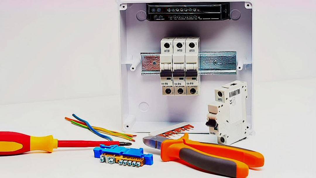 今天才知道,家里电箱这样接才正确,难怪经常跳闸,太不方便了