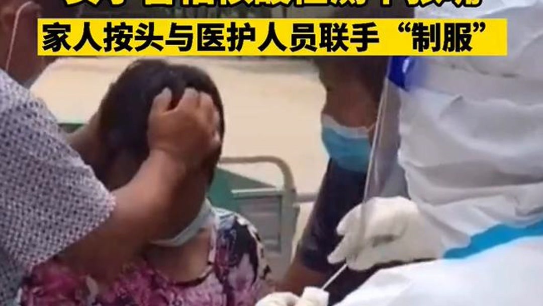 女子害怕核酸检测不敢张嘴 机智的医护人员直接从鼻腔取样