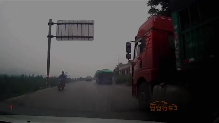 交通事故合集:好任性的弯道超车,不曾想大货车呼啸而来