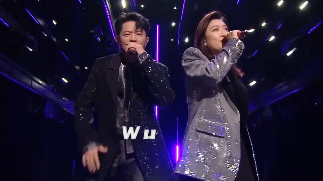 我天!凤凰传奇终于逆袭,跨年晚会一唱封神,让收视率飙升至高峰