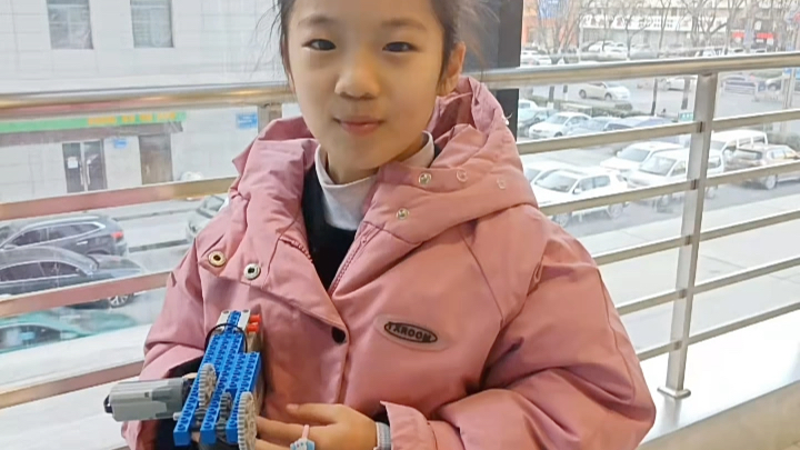 风扇机器人:智能集线器,小型电机。挖掘机:皮带传动,蜗轮蜗杆,垂直...