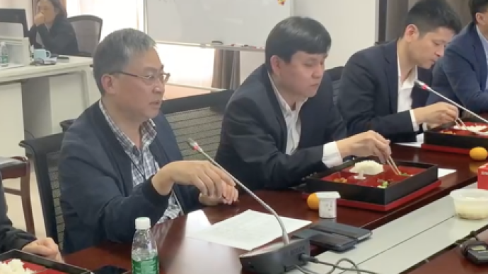 边吃盒饭边会诊,张文宏带领上海专家团队讨论新冠重症病例
