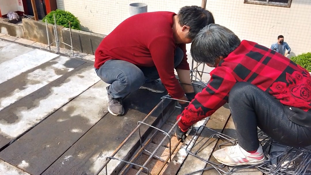 建房第24天,模板铺完了,开始绑钢筋,在农村建房都是人工完成