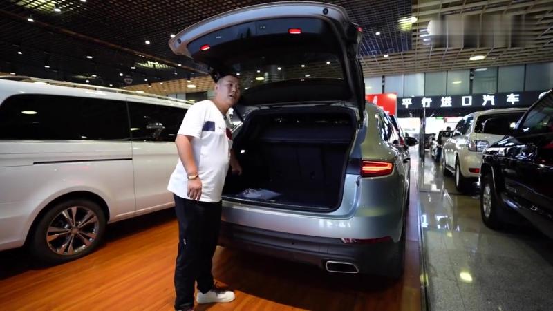 带你体验20款保时捷卡宴,稀有银灰色外观,配置功能深度评测