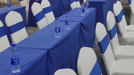 课桌式会议摆放