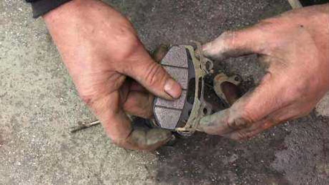 碟刹车经常抱死,你知道什么情况吗?专业修车师傅教你轻松解决