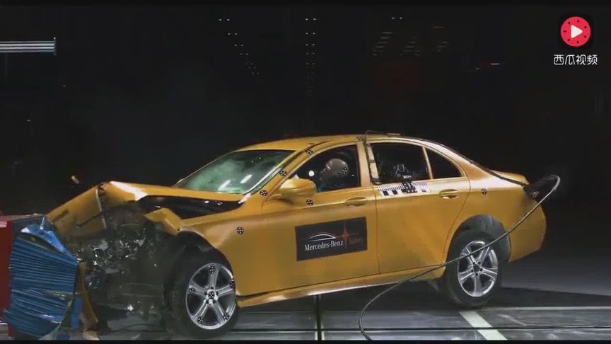 奔驰E级正面撞击测试,最后打开车门的一刻就知道值不值了