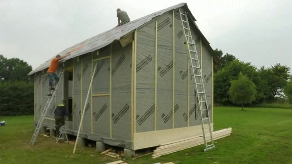 35平方米的木质小房屋建造,网友:就担心刮台风能不能扛住