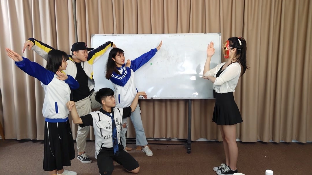 新老师让学生自我介绍,没想到学生们一个个太中二了