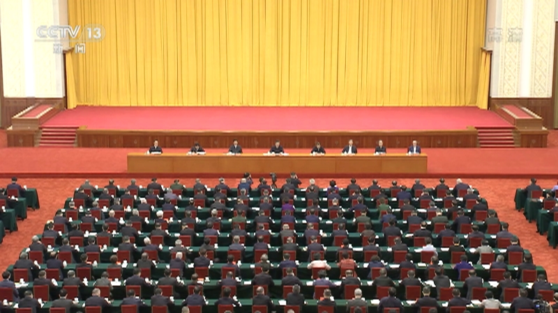 ...在中央人大工作会议上发表重要讲话强调 坚持和完善人民代表大会...