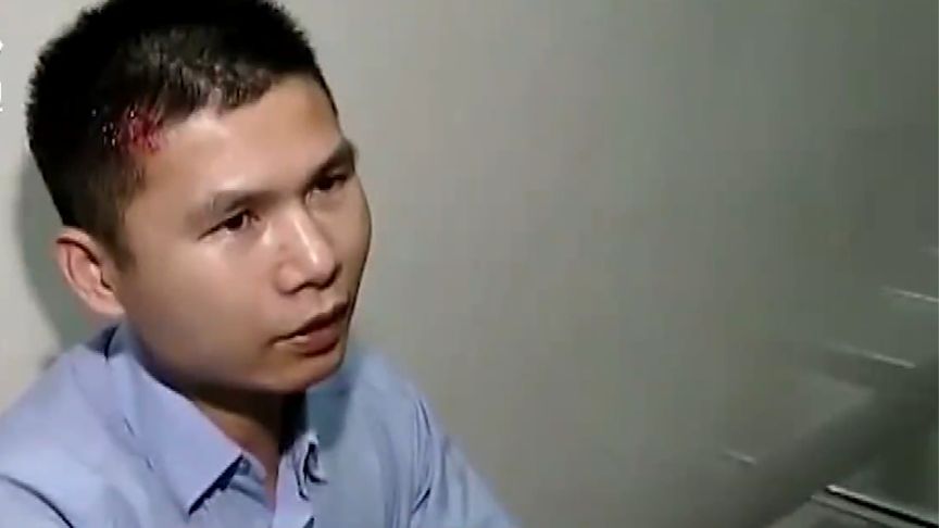 传奇:豪车司机酒驾撞车,不道歉还打人,百名的哥当街怒砸豪车