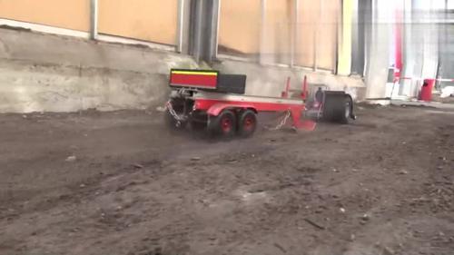 一辆模型卡车,装的太满了,轮子都陷进沙子里!