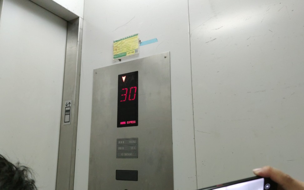 双层轿厢电梯,而且按钮超多,你见过吗?