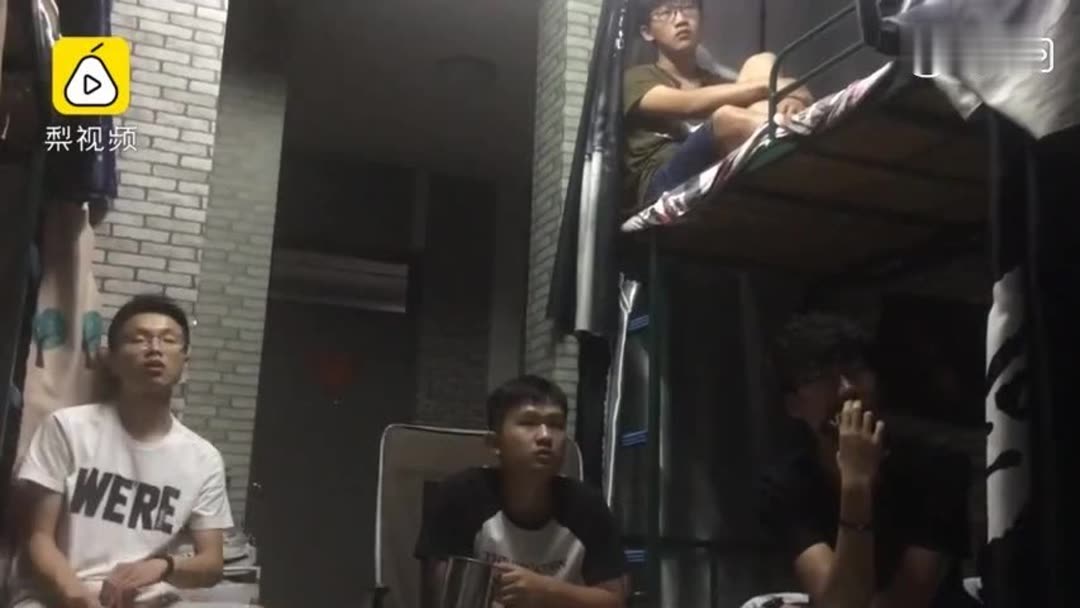 宿舍用投影仪看世界杯:小屏不够爽