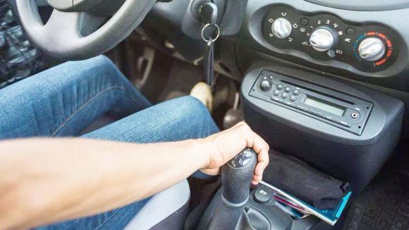 手动挡车换挡总是不平顺,新手不懂,这几个原因才是根本