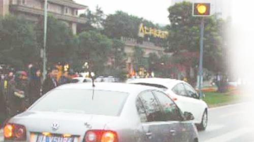 车开到马路中心黄灯亮,走还是不走?算违章吗?