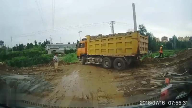 大货车侧翻,石头翻滚在草地上时,大货车也一起翻车了