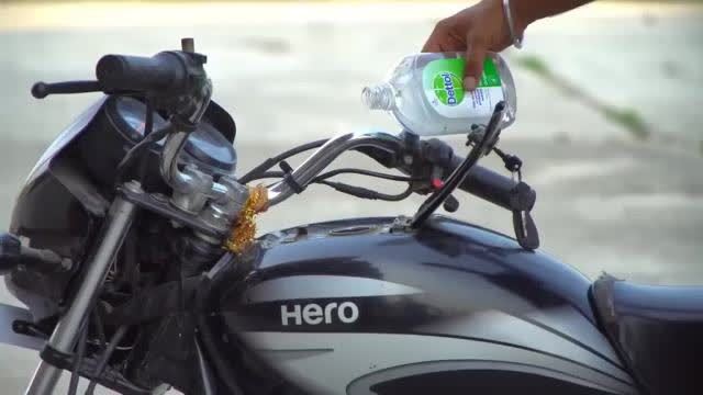 消毒液倒进摩托车能骑行吗?印度小伙劲爆测试,下一秒玩大了
