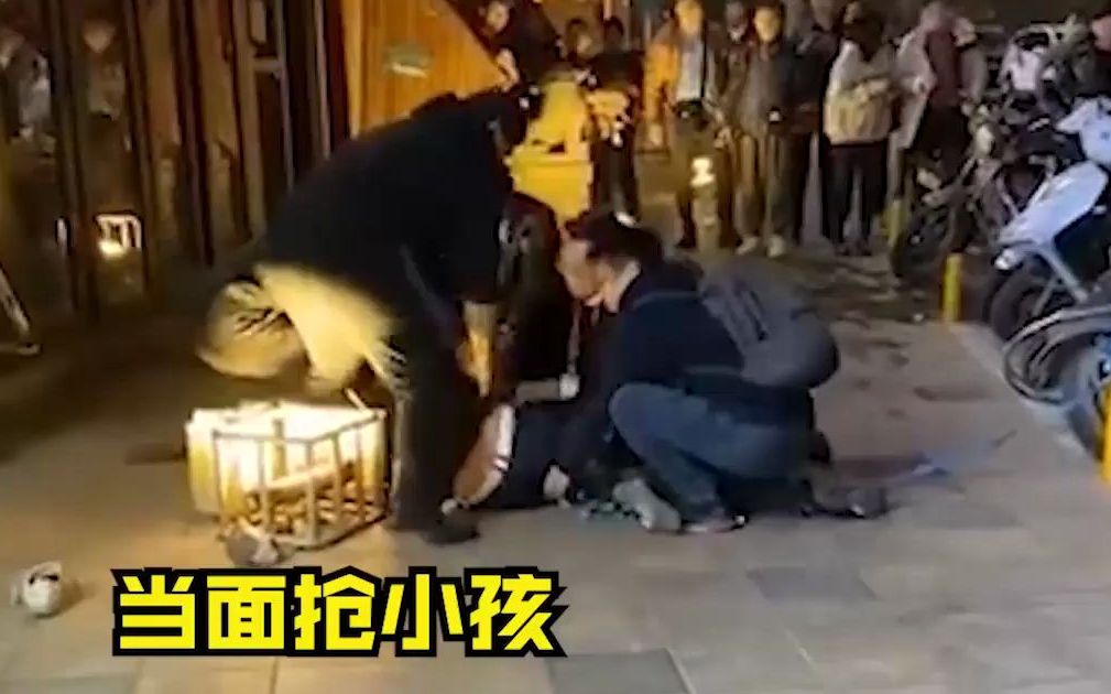 广东警方通报男子当街抱婴儿案件:嫌疑人已被带至公安机关审查【...