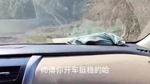 你们看到特斯拉是不是这操作?为了保命也要开快,违章都没问题