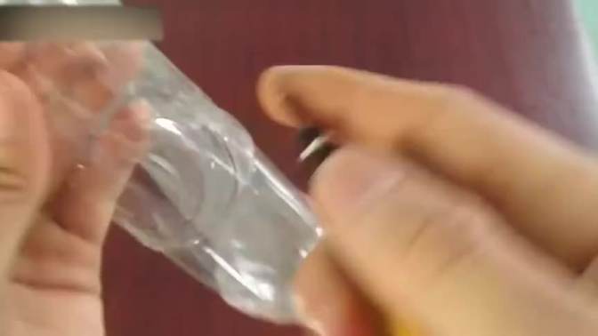 趣味实验,如何使用塑料瓶制作橡皮筋动力车