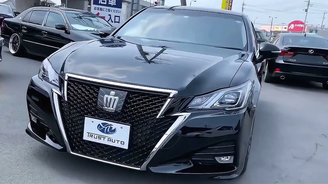 丰田皇冠王者归来!车再续辉煌,奔驰E级奥迪紧张了,可以考虑