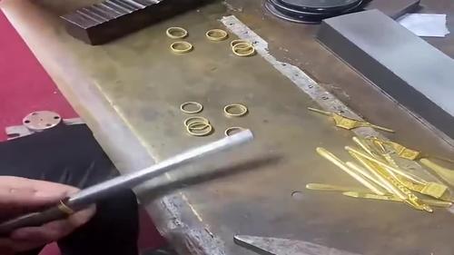 金戒指没想到是这样造的,简单又粗暴,还是批量生产的
