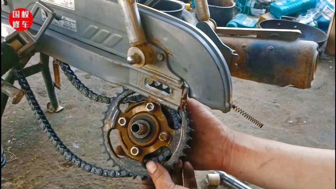 摩托车更换链盘不耐用怎么办?用师傅这安装方法,轻松多用好几年