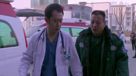 车祸的伤员被陆续送到医院急救,医生成了救命的神