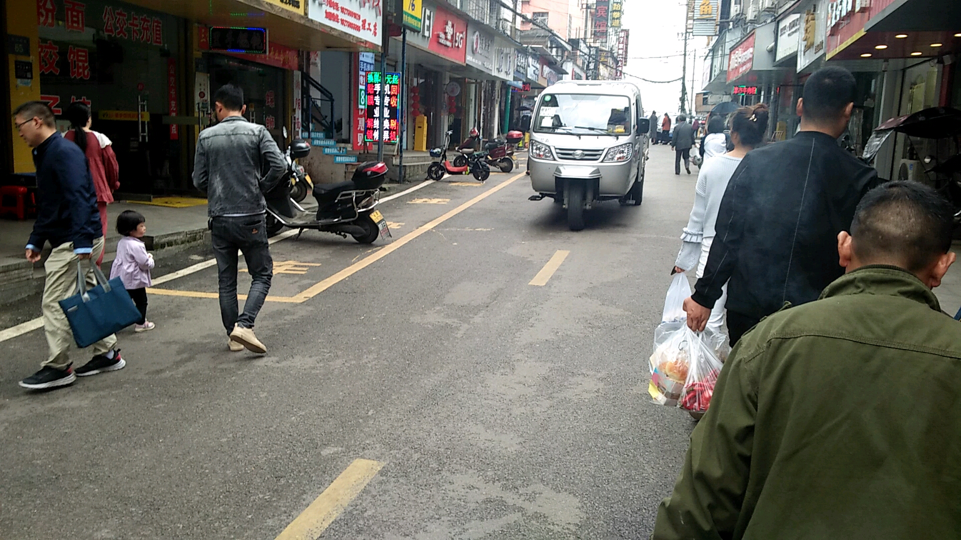 岳阳的最新款五星牌驭翔B版银色柴油三轮车和上海大众新款朗逸风尚...