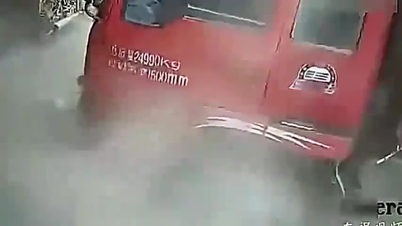 老师傅正在修车,没想到轮胎突然爆炸,生前最后画面被拍下