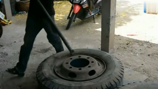 见过这样修补大货车轮胎的吗,从拆卸到安装都很危险,还不赚钱